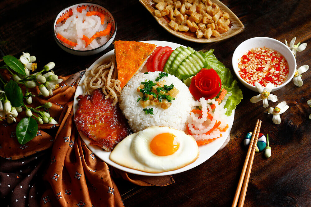Cơm Tấm Sài Gòn: Biểu Tượng Ẩm Thực Hội Tụ Tinh Hoa 4 Phương